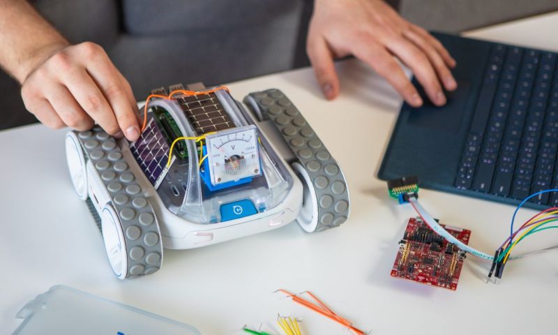 Dit autootje kan je programmeren en uitbreiden