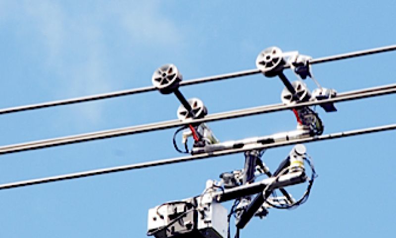 Robotkoorddanser inspecteert hoogspanningskabels