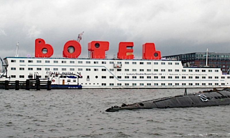 Logeren in letters bovenop het 'Botel'