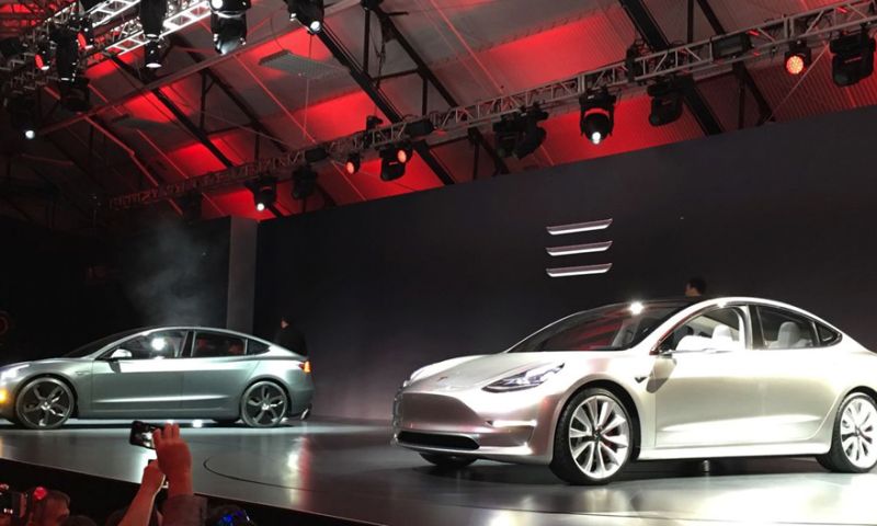 Eerste Tesla Model 3 rolt vanavond van de band