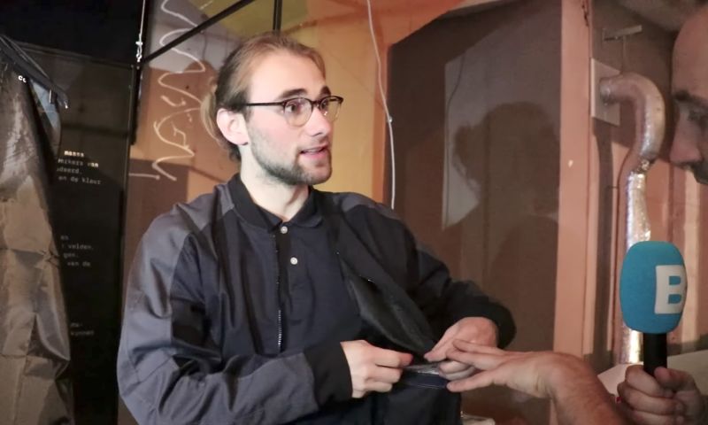 Met deze jas ben je op straat digitaal onzichtbaar