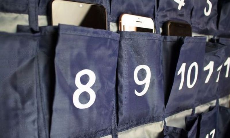 Nieuwe richtlijn: mobieltje in de klas aan banden