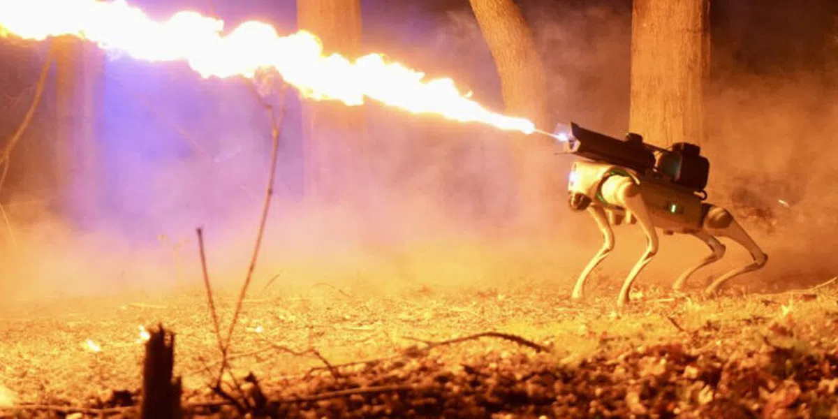 Hete actie! Deze robothond met vlammenwerper kun je nu kopen