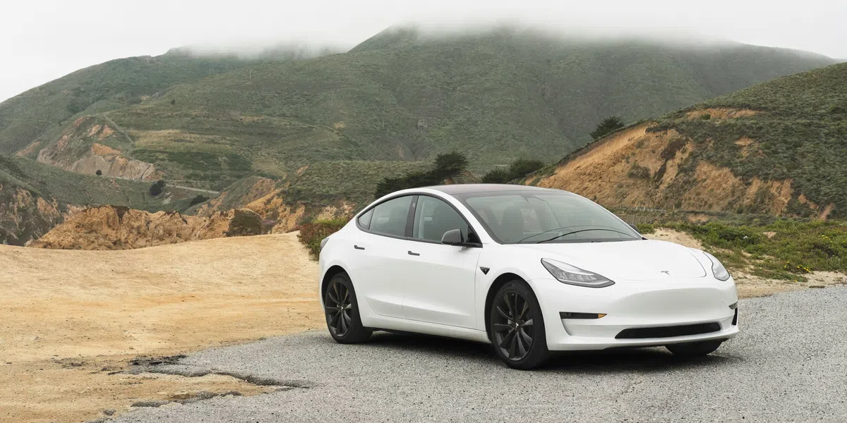 Tesla komt met vier nieuwe EV-accu's en geeft de Robotaxi een speciale ...