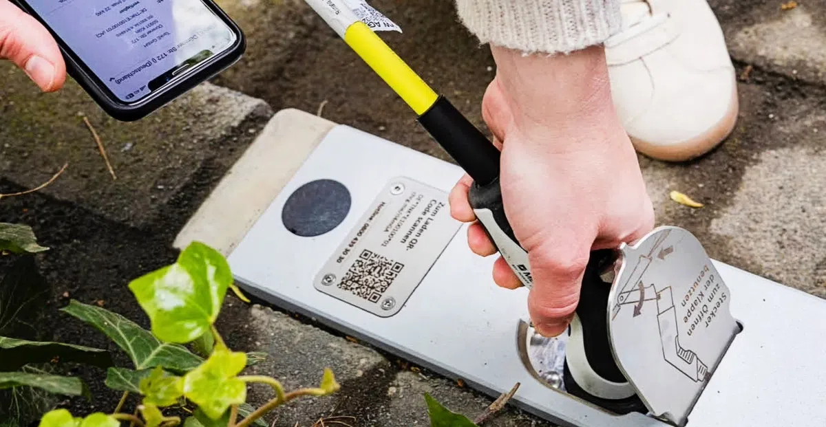 Nooit meer struikelen over laadkabels dankzij deze laadpaal in de stoeprand