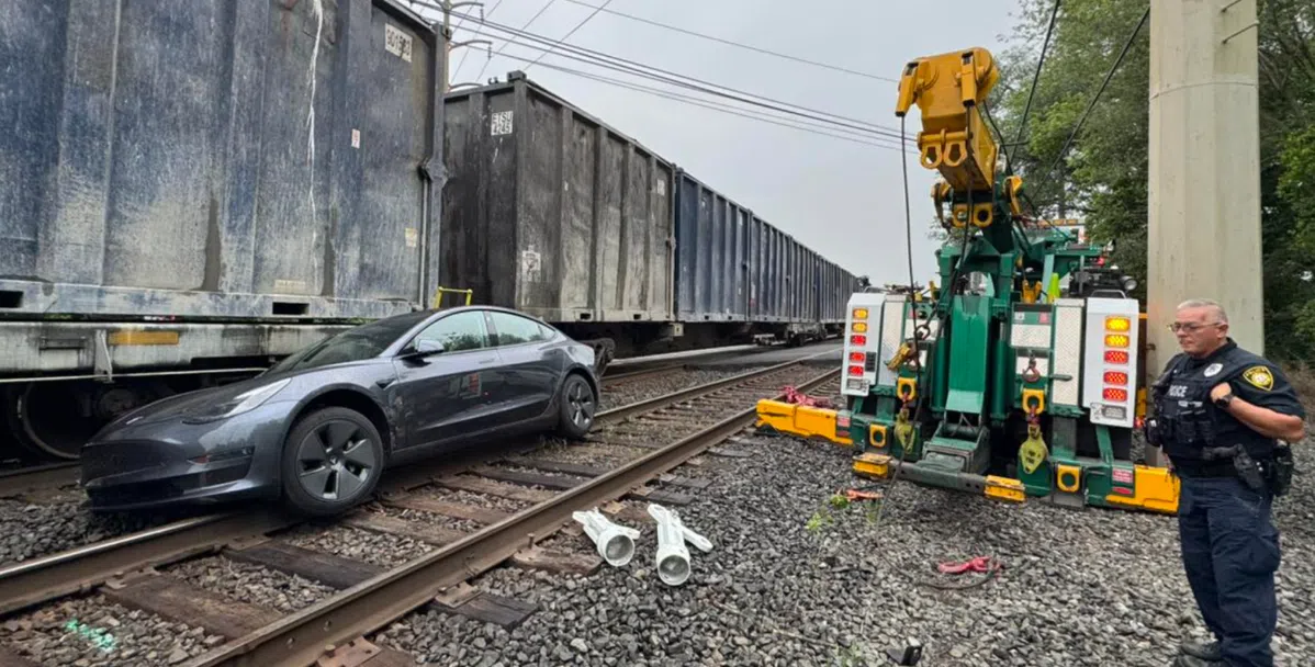 Tesla Model 3 blijft op treinspoor hangen met behulp van Full Self Driving
