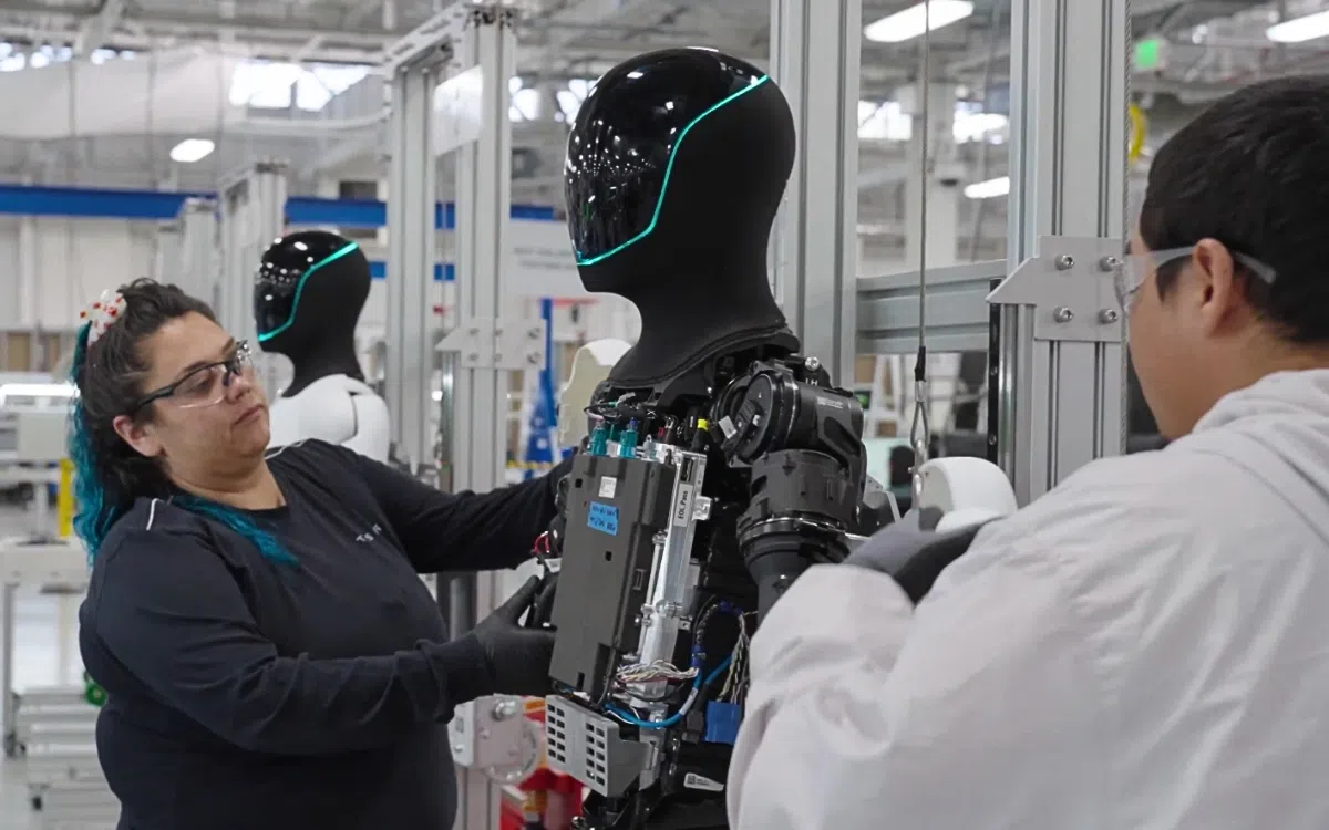 Gênant: humanoïde robot van Elon Musk toch niet zo autonoom als je denkt