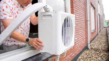 Niet boren, wél een koude slaapkamer: deze slimme airco hang je zo uit ...